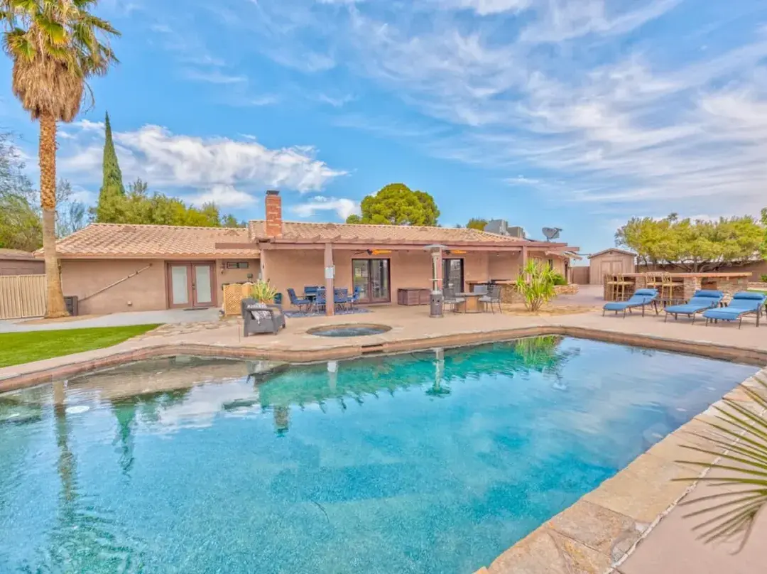 Beautiful Yard, Pool, Spa And Basketball Court - Exquisite Spacious Retreat - Las Vegas