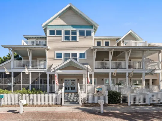 Charming Retreat With Golf Cart And Scenic Common Spaces - Cozy Escape - Oak Island, NC