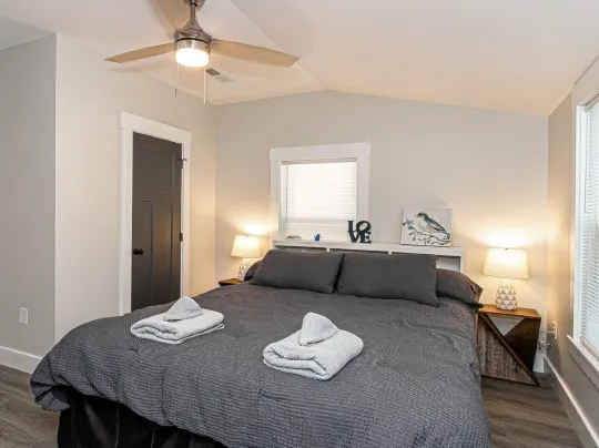 Spacious Living With Private Patio And High-speed Wi-fi - Stylish Modern Retreat - Knoxville, TN