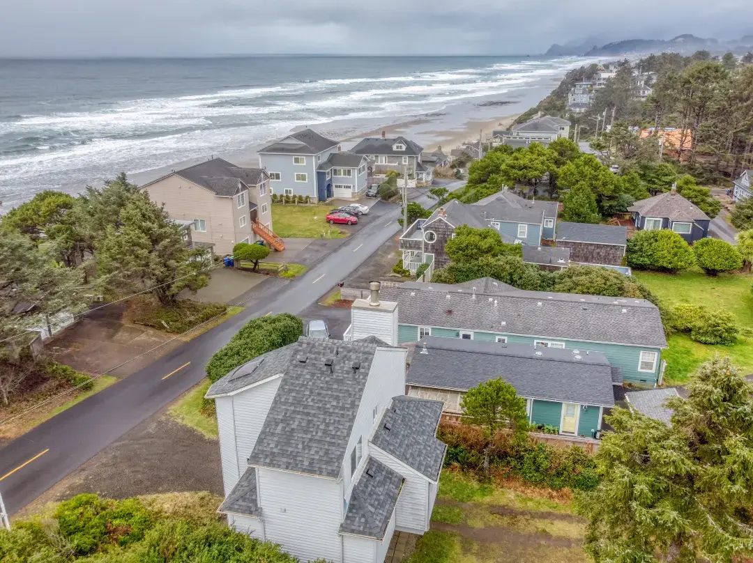 Charming Home With Hot Tub And Scenic Views - Delightful Family Retreat - Lincoln City, OR