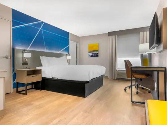 Comfort Inn & Suites Saint Louis Lafayette Square - St. Louis, MO