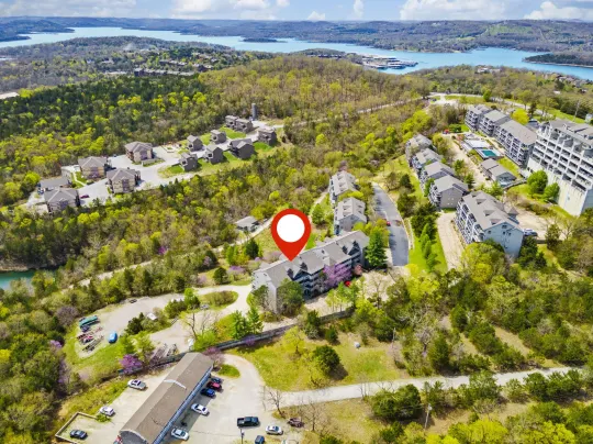 Breathtaking Lake Views And Outdoor Pool - Elegant Top-floor Retreat - Branson West, MO