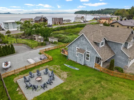 Expansive Views And Easy Beach Access - Stunning Waterfront Oasis - Oak Harbor, WA