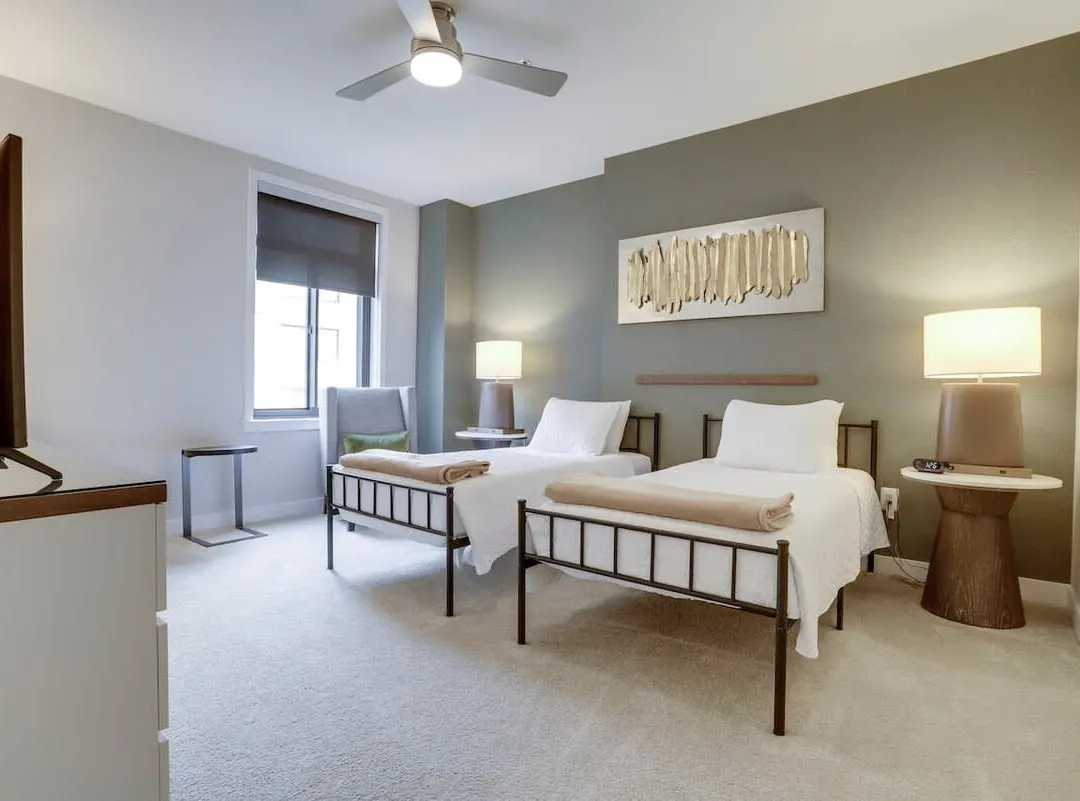 Stylish Amenities And Fitness Center - Charming Retreat - Arlington, VA