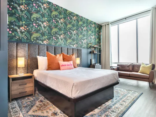 Expressive Design And Modern Amenities - Glamorous Unique Retreat - Macon, GA