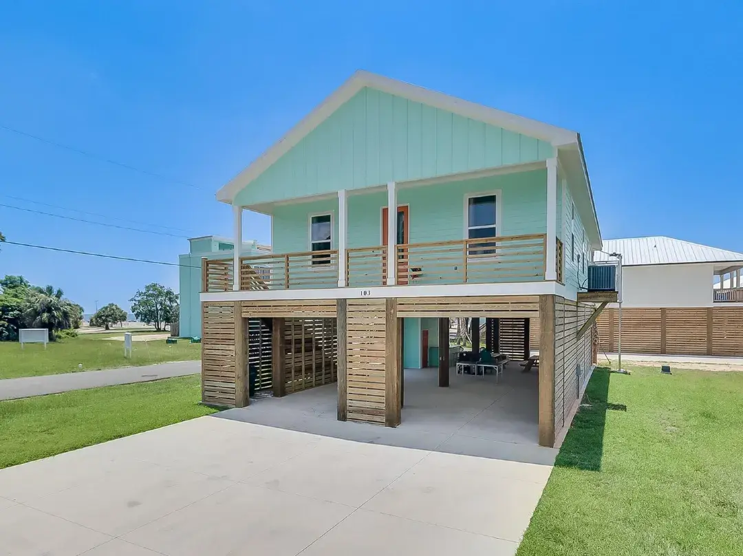 Stunning Ocean Views And Well-equipped Kitchen - Charming Coastal Haven - Gulfport, MS