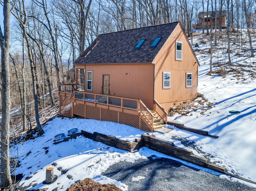 Private Balcony And Hot Tub Oasis - Charming Luxurious Retreat - Luray, VA