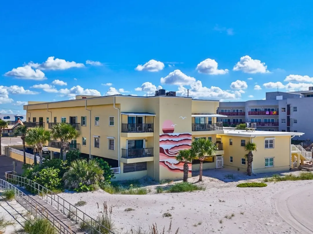 Side View Balcony And Heated Swimming Pool Access - Charming Retreat - Treasure Island, FL
