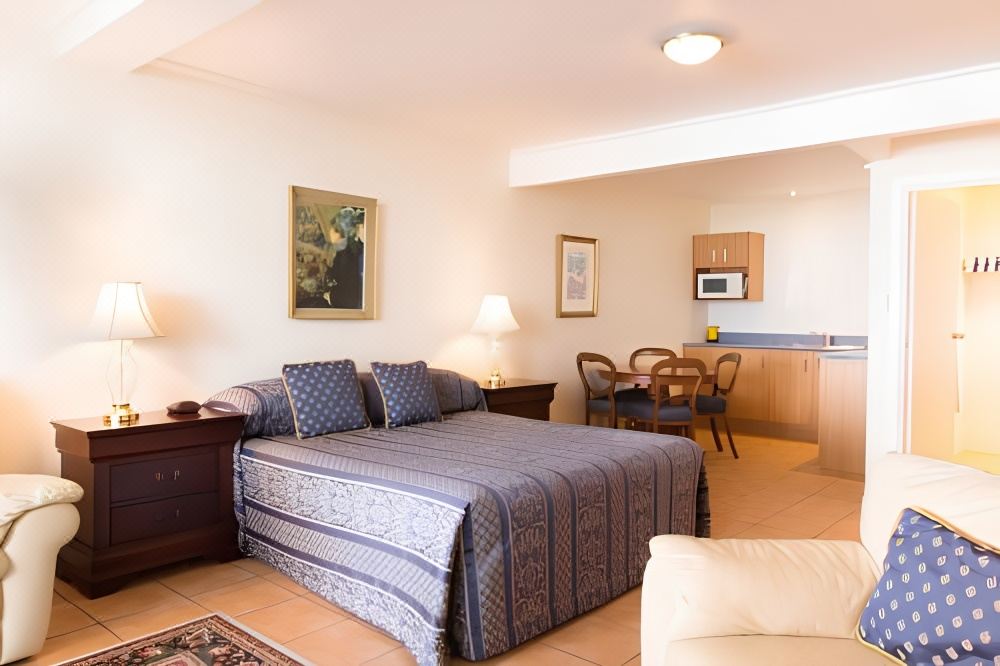 Commodores Lodge - Russell
