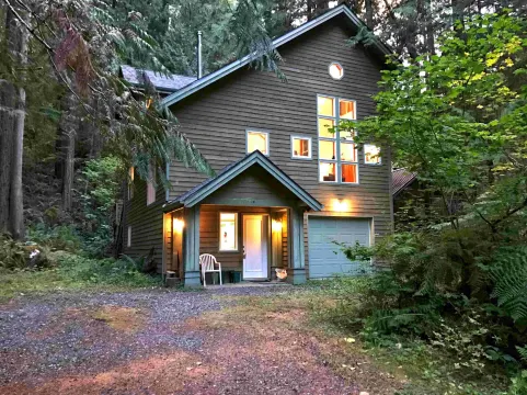 Snowline Cabin #51 - Executive Style Vacation Home That Sleeps 8! - Glacier, WA