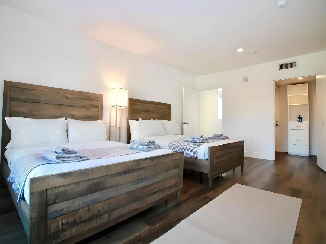 Los Angeles Grand Suites • Free Reserved Parking - Los Angeles, CA