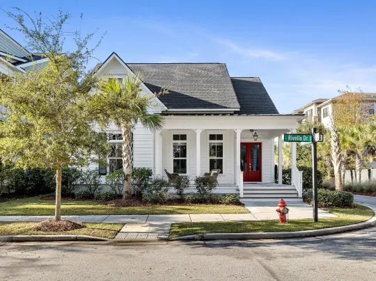 Spacious Design, Screened Patio And Modern Amenities - Elegant Retreat - Mount Pleasant, SC