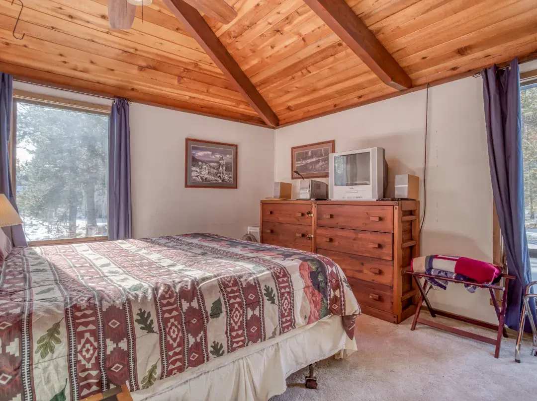 Cozy Outdoor Oasis With Fireplace - Inviting Rustic Retreat - Sunriver, OR