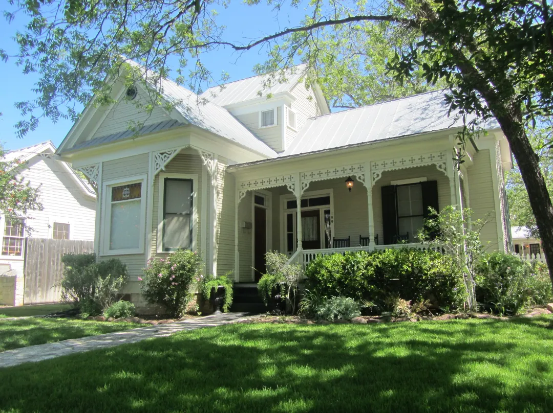 Antique Décor And Cozy Sunroom Retreat - Charming Victorian - Fredericksburg, TX