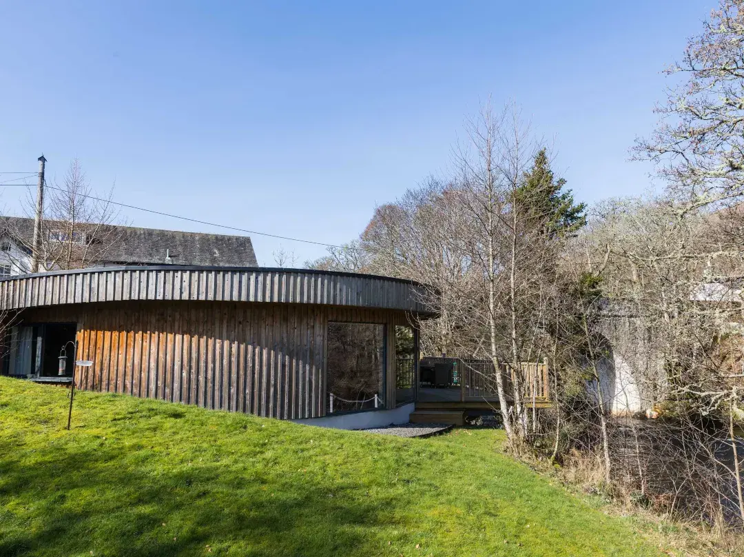 Otters Holt Circular Riverside Retreat With Hot Tub - Killin