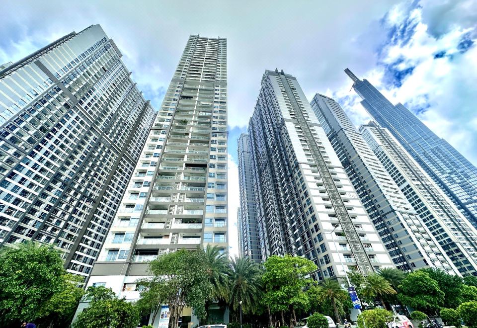 Moxy Hcmc Aparts - Vinhomes Central Park, Ice Rink, Ho Chi Minh City ...