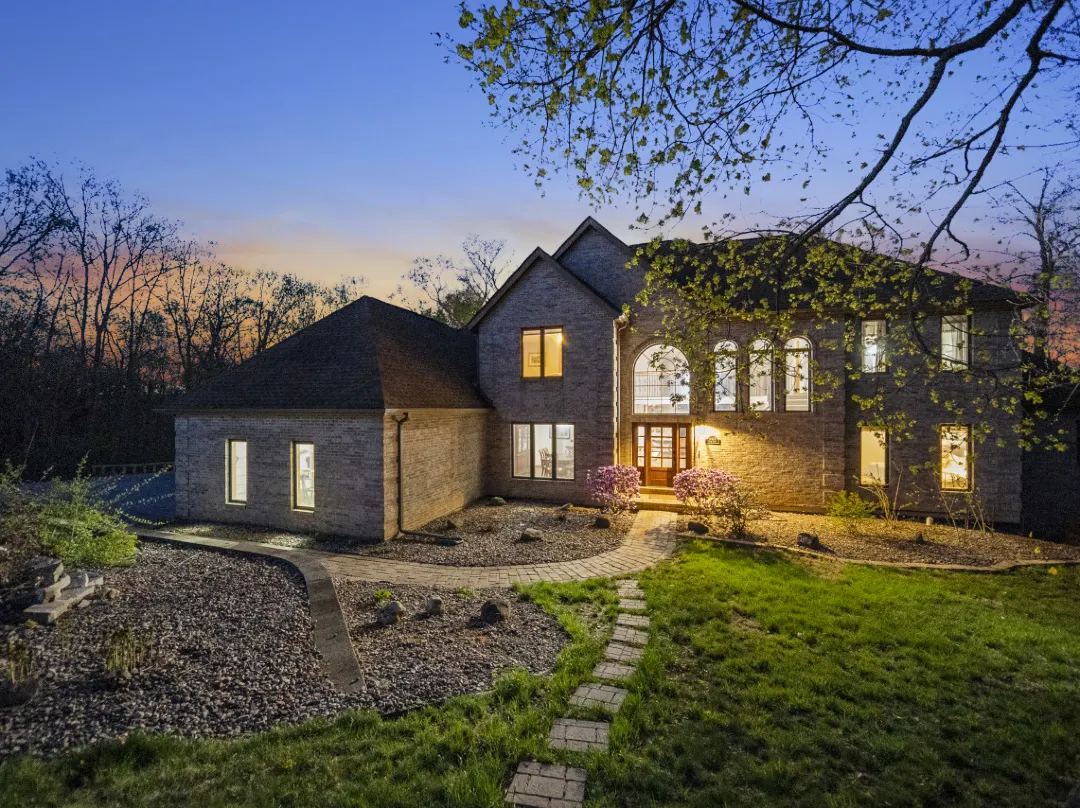 Luxurious Retreat With Hot Tub And Dock - Elegant Riverfront Escape - Plano, IL