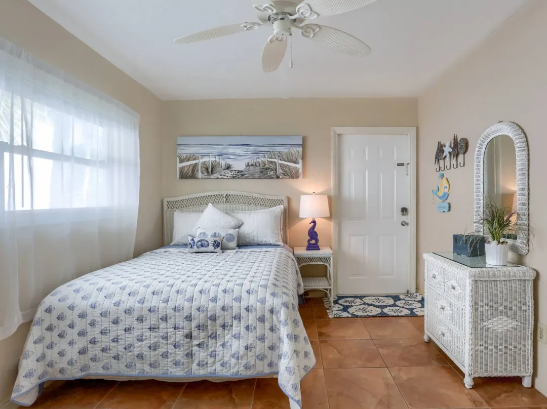 Free Attractions And Cozy Amenities - Charming Beachfront Getaway - Indian Rocks Beach, FL