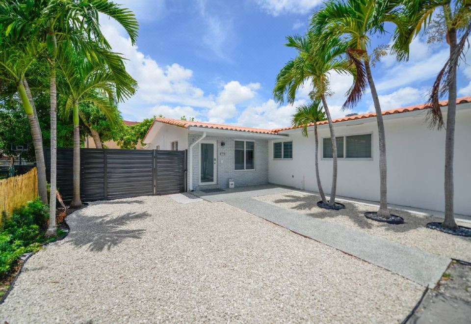 Private Backyard and Modern Kitchen with BBQ - Stylish Haven, Miami ...