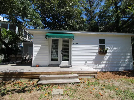 Charming Oasis With Spacious Deck - Delightful Folly Retreat - Folly Beach, SC