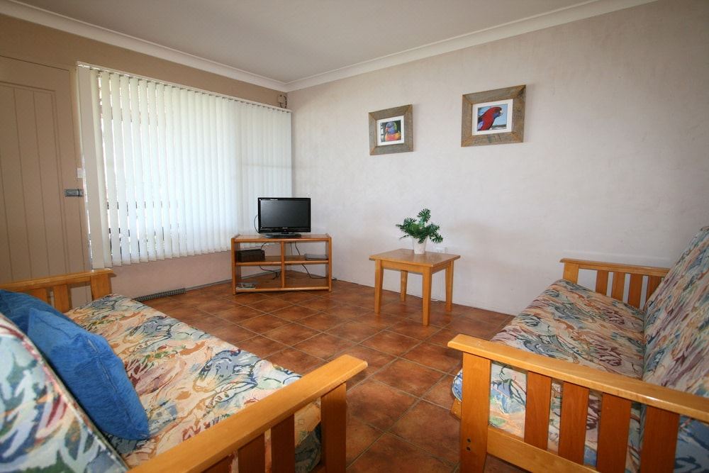 Lake Edge Holiday Units - South Coast