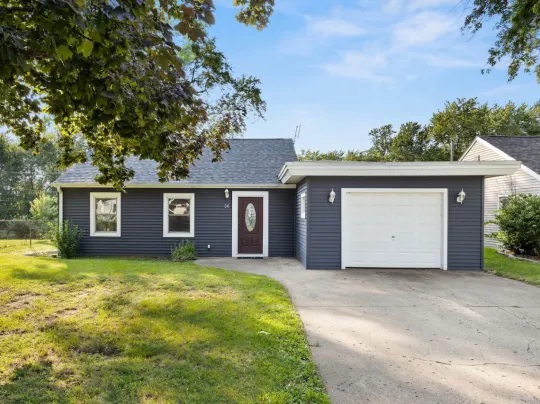 Peaceful Outdoor Space And Cozy Ambiance - Charming Tranquil Haven - Peoria, IL