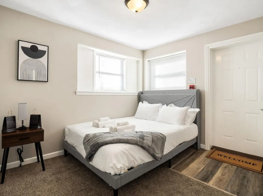 Modern Comfort And Chic Amenities Await - Cozy Stylish Retreat - Peoria, IL