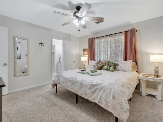 Spacious Fenced Lot And Equestrian Theme - Serene Country Retreat - Tallahassee, FL