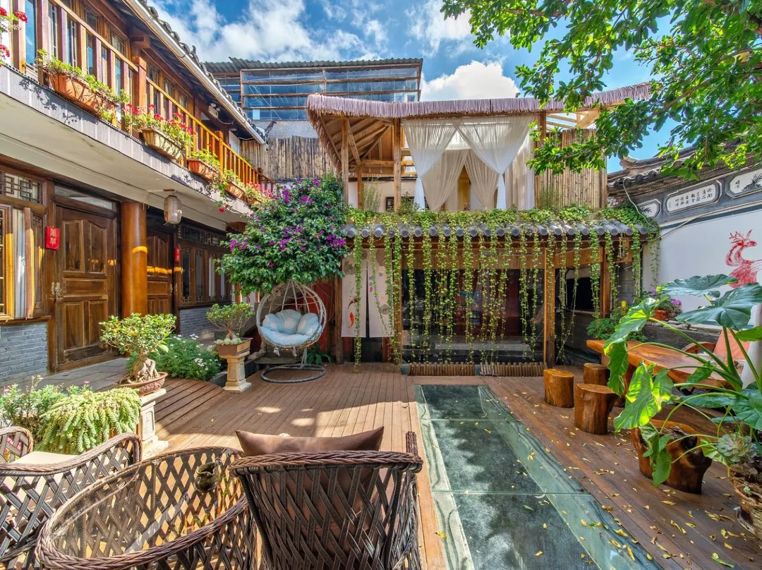 Just To Wait For Your Chain Inn - Lijiang