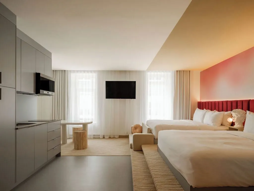 Rose - Hôtel Invisible - Quebec City