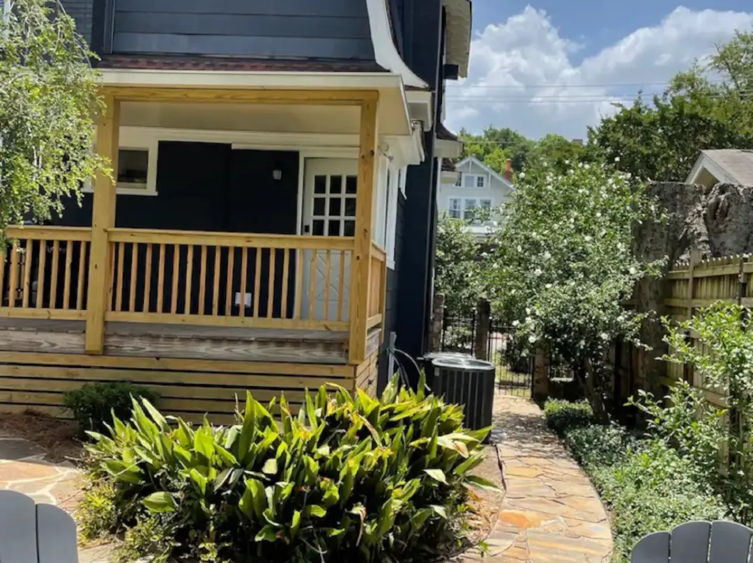 Spacious Living Area And Outdoor Oasis - Chic Modern Retreat - Birmingham, AL