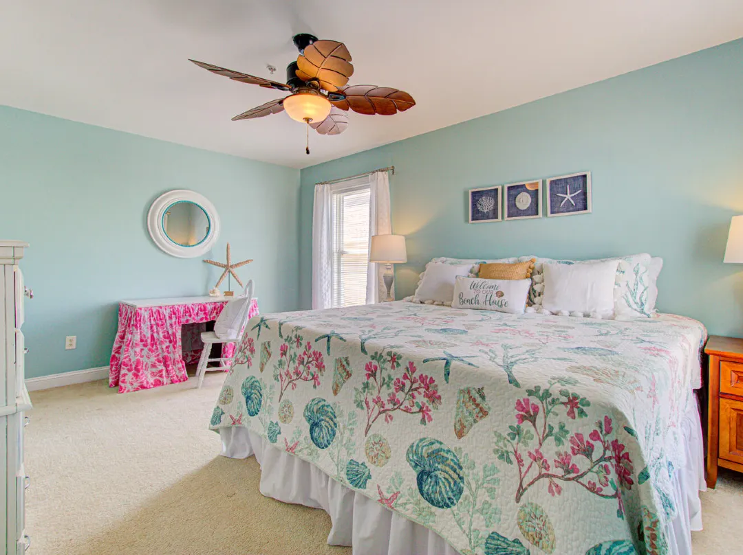 Ocean View And Cozy Living - Charming Beachside Retreat - Carolina Beach, NC
