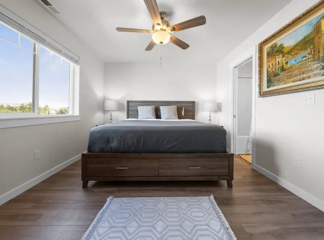 Private Yard, Fireplace And Smart Amenities - Sleek Modern Retreat - Spokane Valley