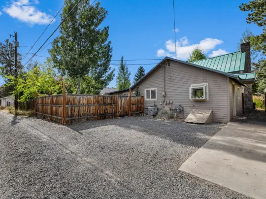 Charming Outdoor Oasis And Modern Amenities - Quaint Craftsman Retreat - Bend, OR