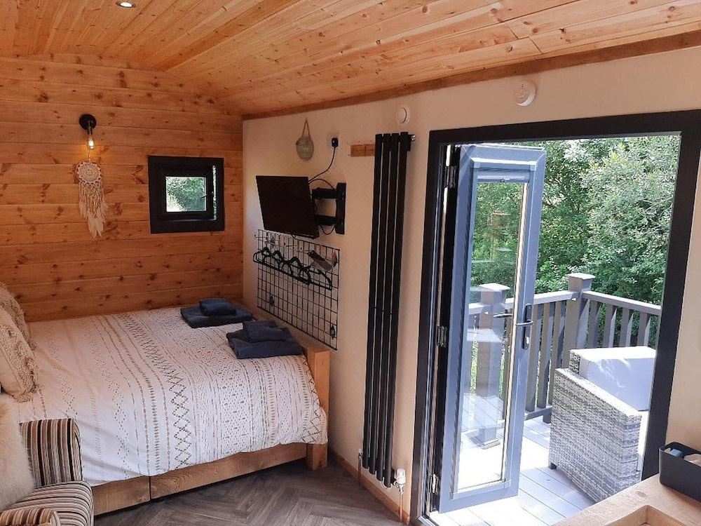 Luxury Shepherds Hut With Spa Hot Tub On Anglesey - Anglesey