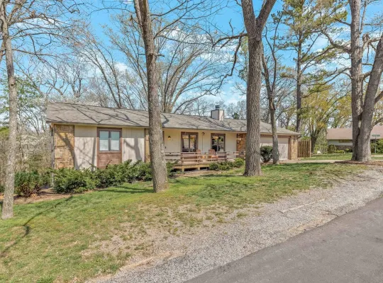 Nature Trail And Scenic Dining Area - Charming Eco-sensitive Retreat - Bella Vista