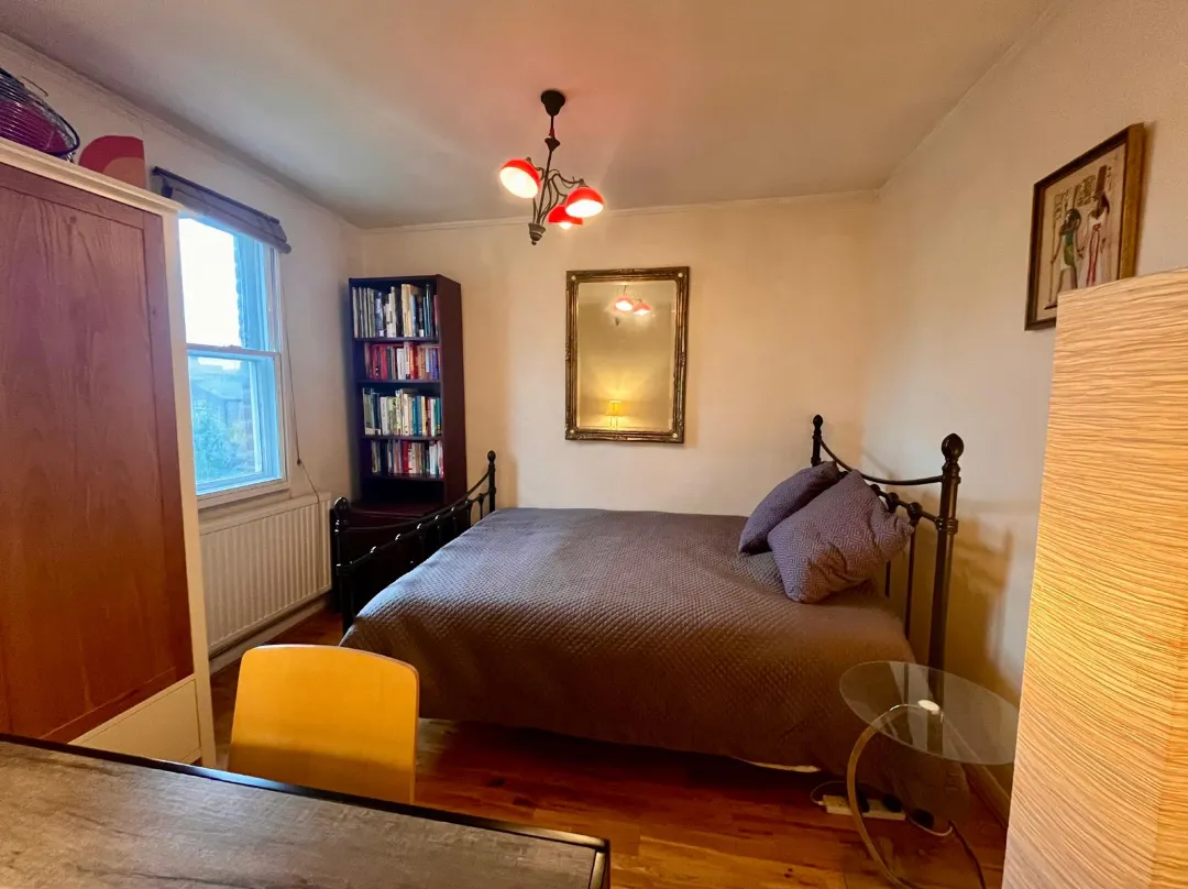Women Only- Guest Room#5 With Private En-suite Bathtub & Evening Parking - Fulham