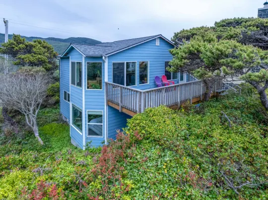 Lakeside Views And Vintage Charm - Bright Cozy Retreat - Tillamook, OR