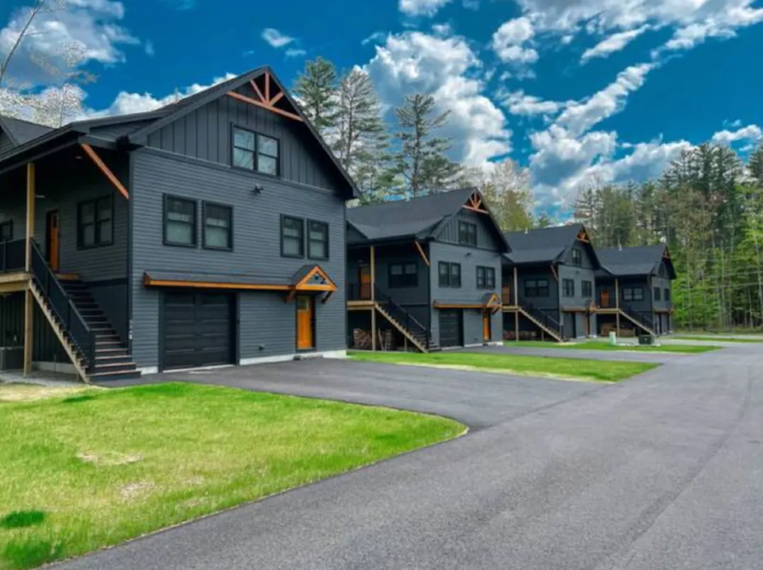 Spacious Living Rooms And Oversized Deck - Stylish Retreat - North Conway, NH