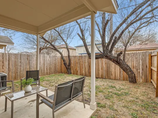Fully Equipped Kitchen And Cozy Living Space - Charming Haven - San Antonio