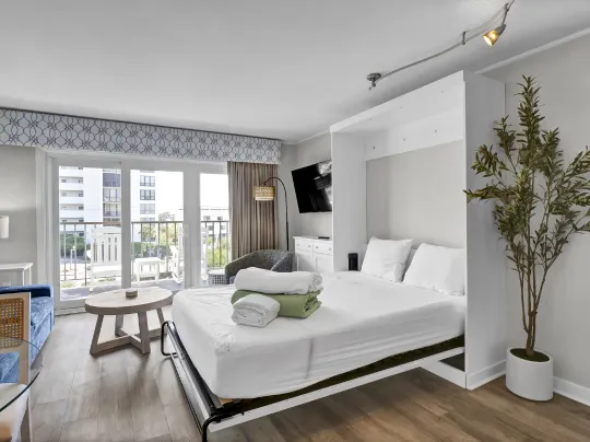 Coastal Escape With Pool And Modern Comfort - Charming Retreat - Wrightsville Beach, NC