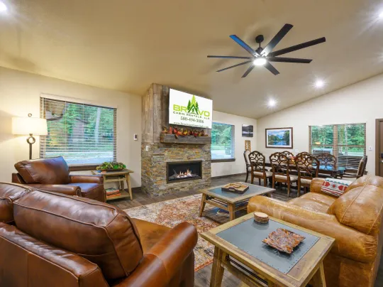 Exclusive Amenities And Hot Tub - Serene Luxury Retreat - Broken Bow, OK