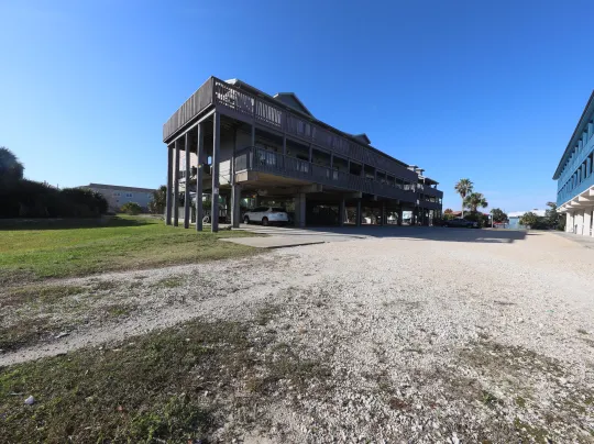 Expansive Balconies And Lagoon Views - Charming Coastal Getaway - Gulf Shores, AL