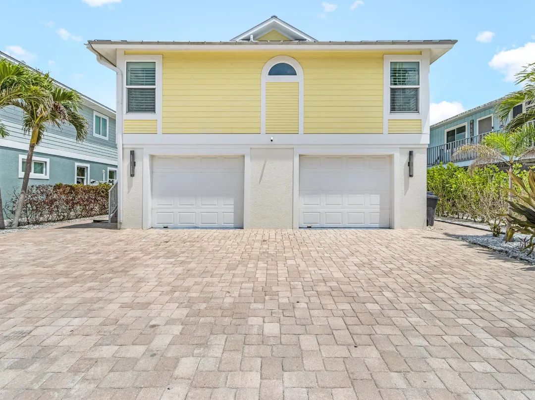 Heated Saltwater Pool And Gourmet Kitchen - Stunning Coastal Retreat - Fort Myers Beach, FL
