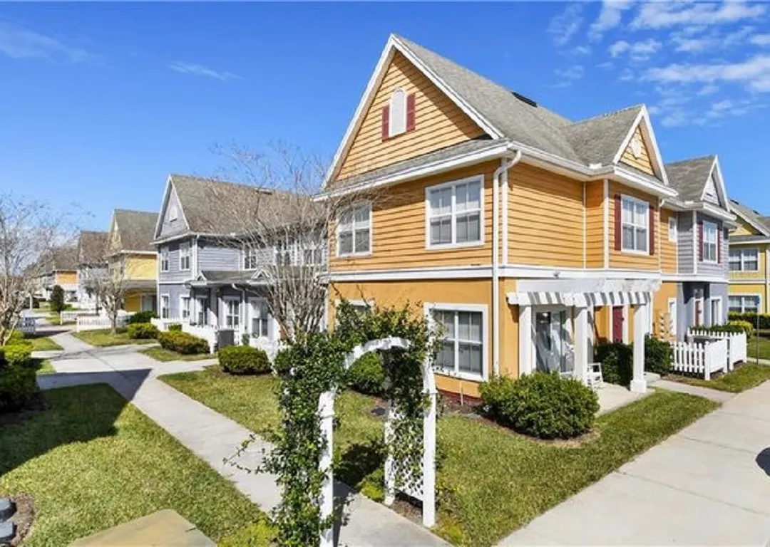 Townhouses / Condos With Fantastic Resort Facilities - Kissimmee, FL