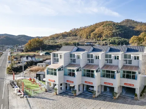 Gyeongju Joypoolvilla&kidspension - Gyeongju-si