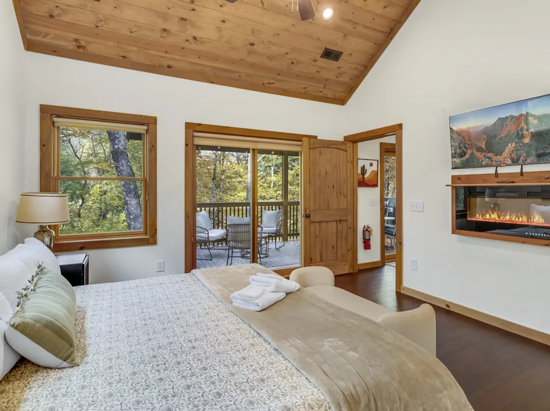 Spacious Decks And Cozy Living Areas - Charming Mountain Retreat - Boone, NC