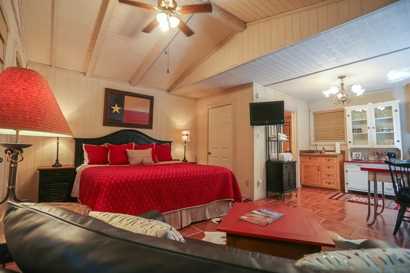 Cozy Retreat - Private Hot Tub | Wifi | Golden Blocks Walk - Fredericksburg, TX