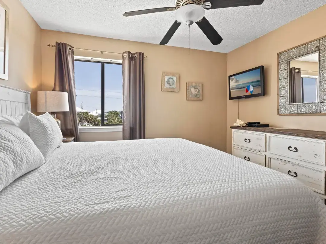 Outdoor Pools And Beach Access - Charming Coastal Retreat - Gulf Shores