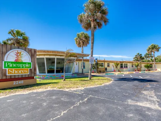 Kitchenettes And Cozy Vibes Await - Charming Retro Escape - Daytona Beach, FL